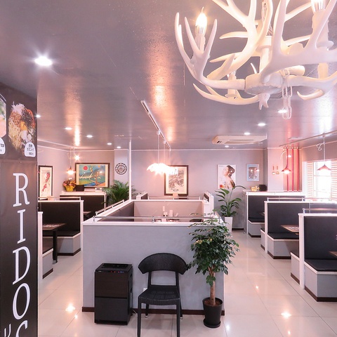 ‘RIDOS 레스토랑’, 세련된 실내장식에 싱싱한 음식들로 인기